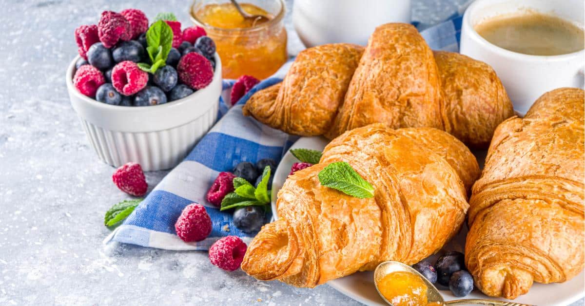 What to Eat with Croissants: Delightful Pairings for a Tasty Experience