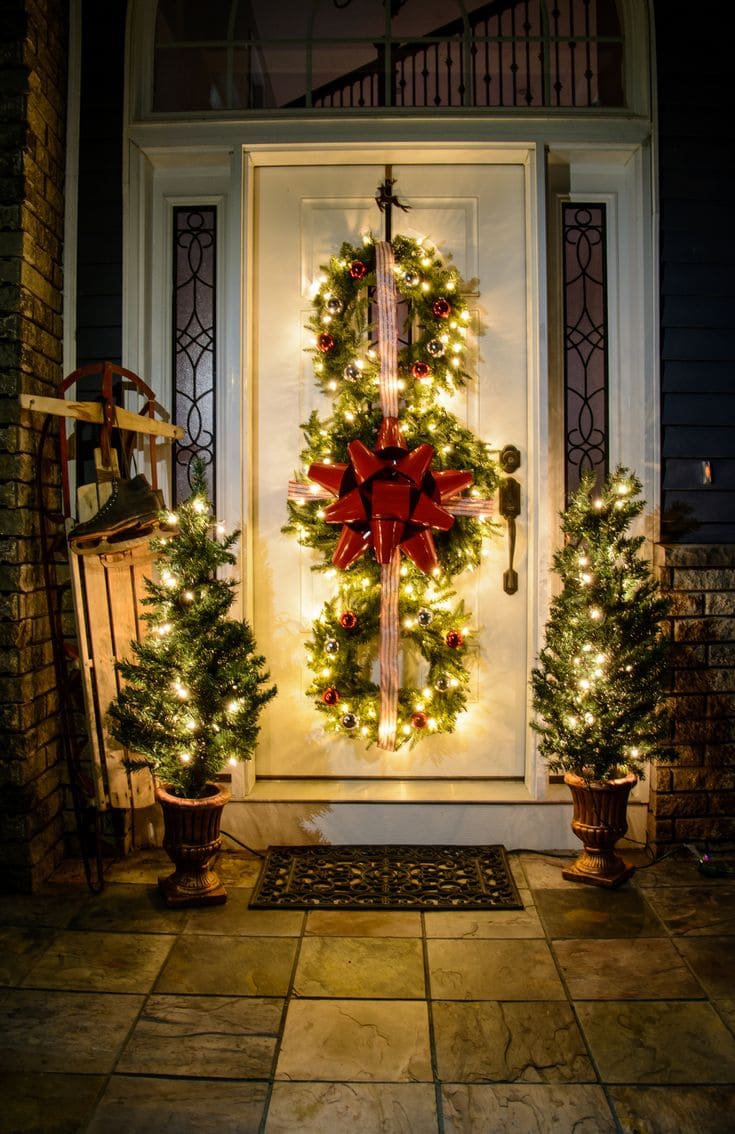 25 Impressive Christmas Door Decorations to Welcome Your Guests This ...