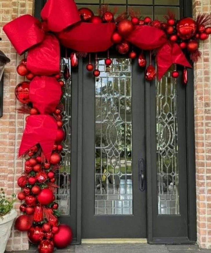 25 Impressive Christmas Door Decorations to Welcome Your Guests This ...