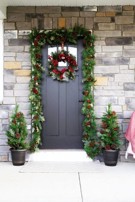 25 Impressive Christmas Door Decorations to Welcome Your Guests This ...