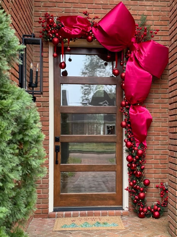 25 Impressive Christmas Door Decorations to Welcome Your Guests This ...