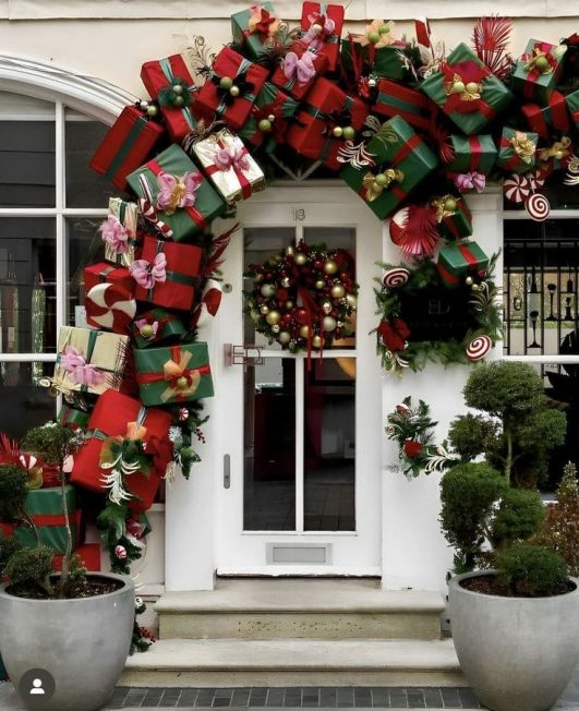 25 Impressive Christmas Door Decorations to Welcome Your Guests This ...