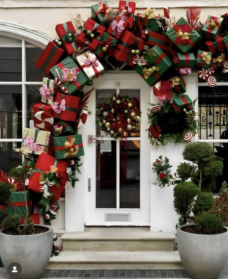 25 Impressive Christmas Door Decorations to Welcome Your Guests This ...