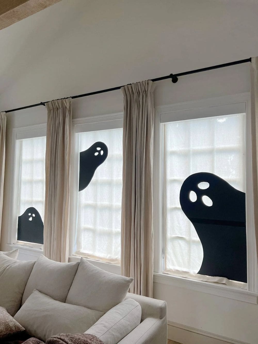 17 Spooktacular Halloween Window Ideas That Instantly Set the Mood