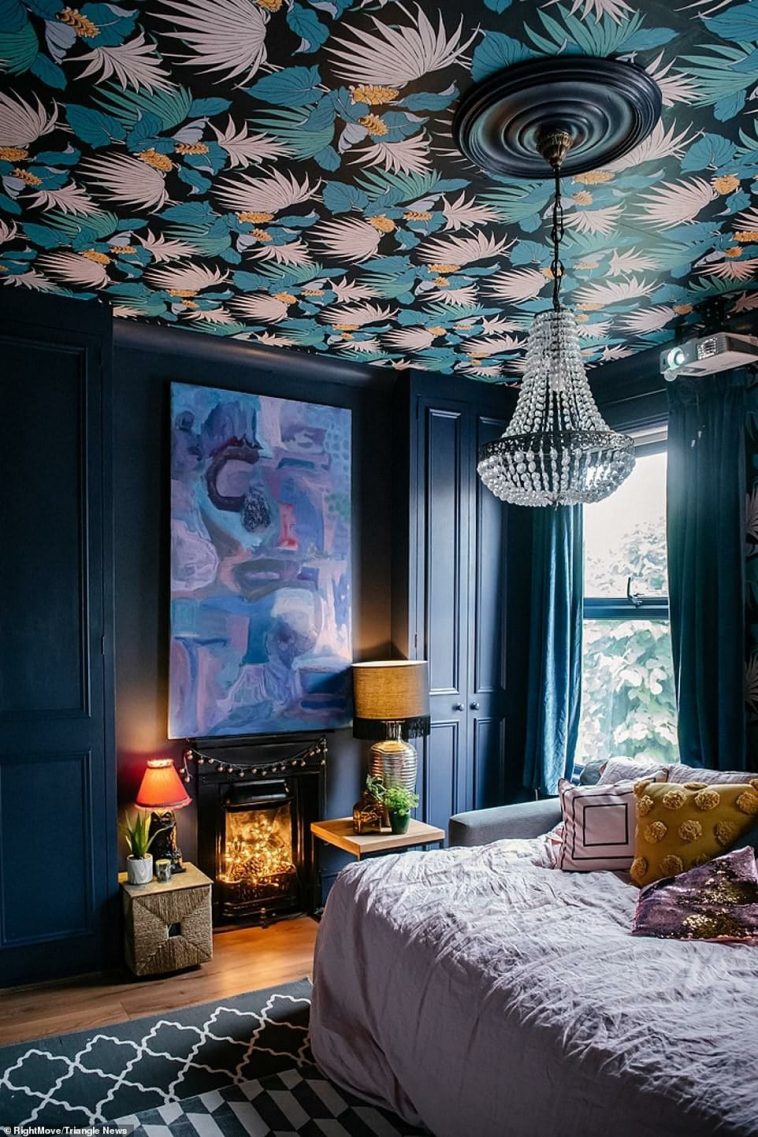 24 Eye-Catching Ceiling Wallpaper Ideas That Draw Every Eye Upward